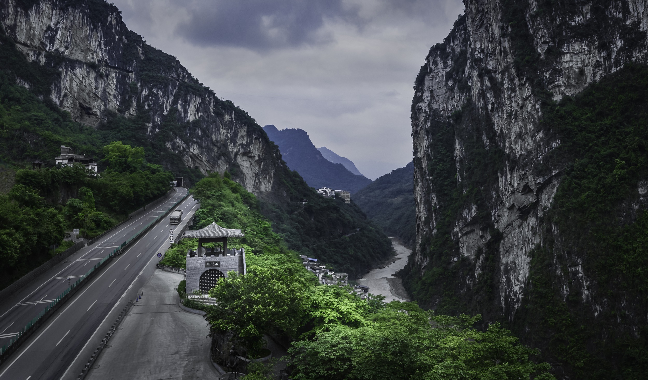 China's narrowest town built in a canyon—Yanjin | Greatest of China ...