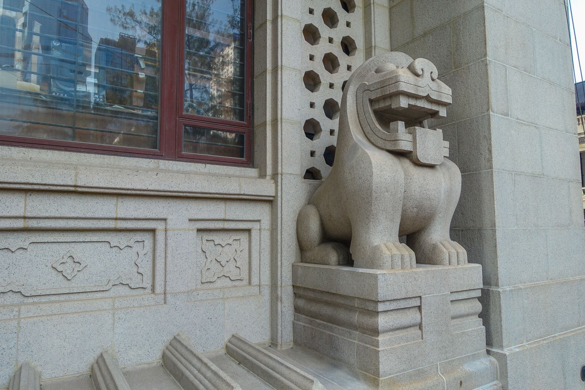 Story of the guardian lions of banks in Hong Kong | Hong Kong | Greater ...