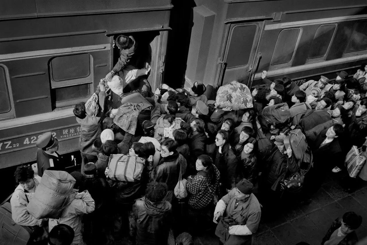 "Photographer on train" captures the history of railways | Little Big ...