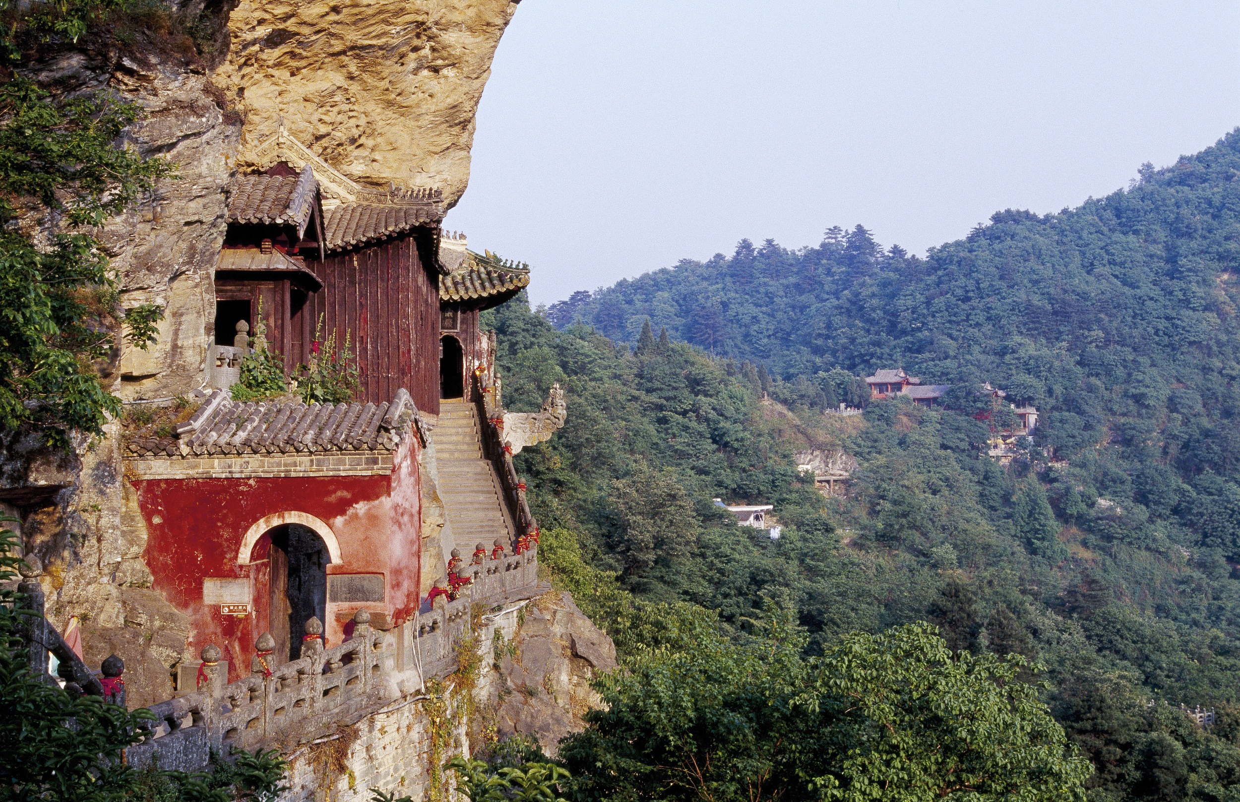 How breathtaking is the "Longtou incense" on the cliff of Wudang ...