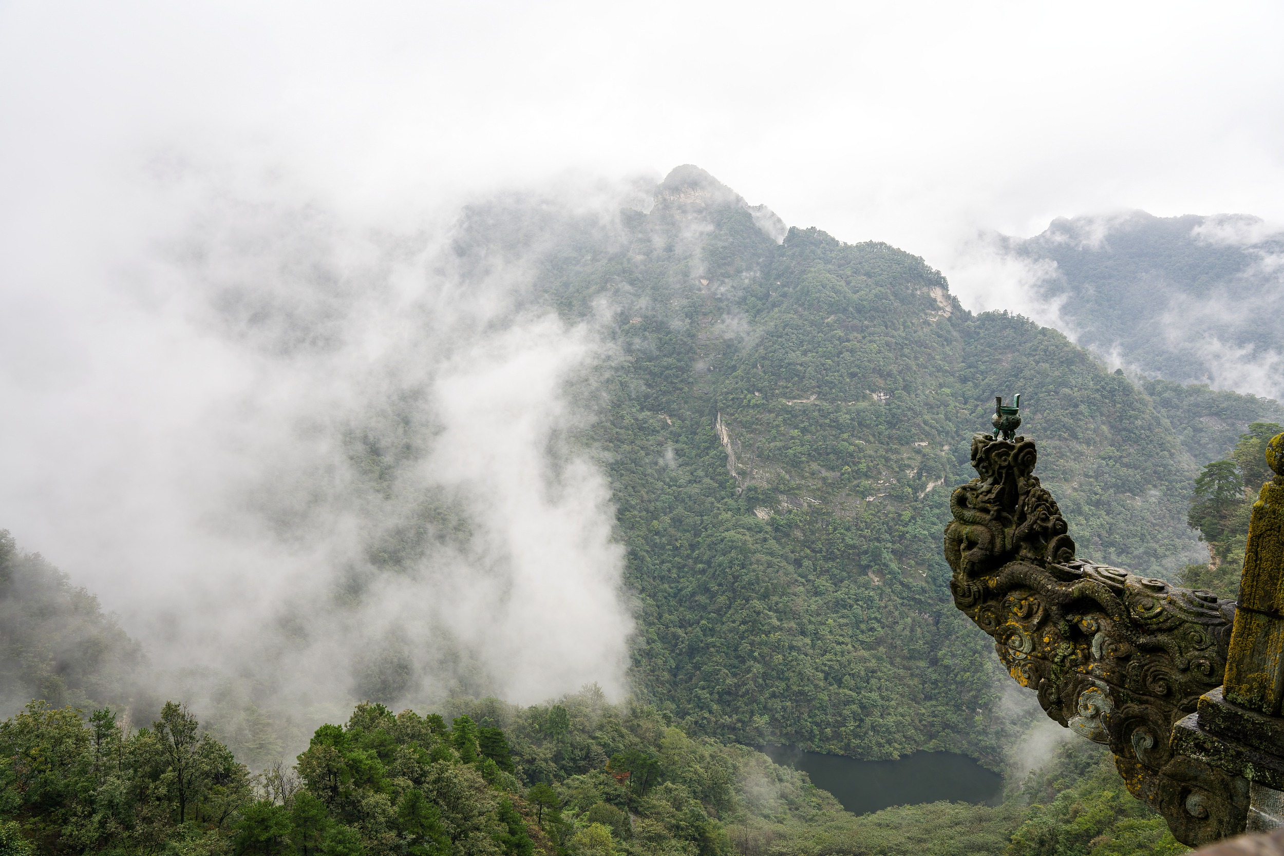 How breathtaking is the "Longtou incense" on the cliff of Wudang ...