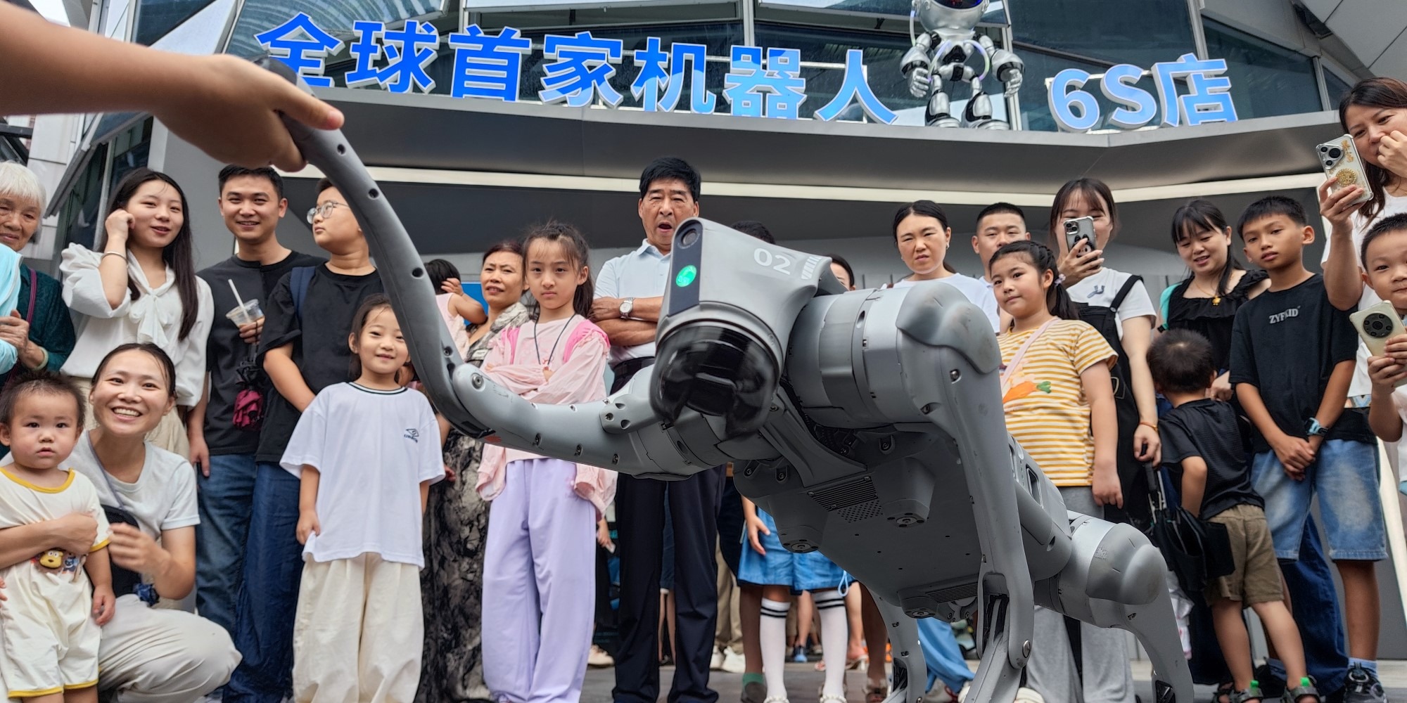 World's first robot 6S store opens in Shenzhen | Shenzhen | Greater Bay ...