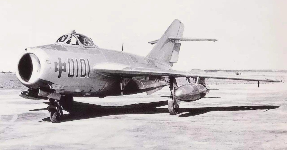 Successful maiden flight of China's first fighter jet J-5 | Today in ...