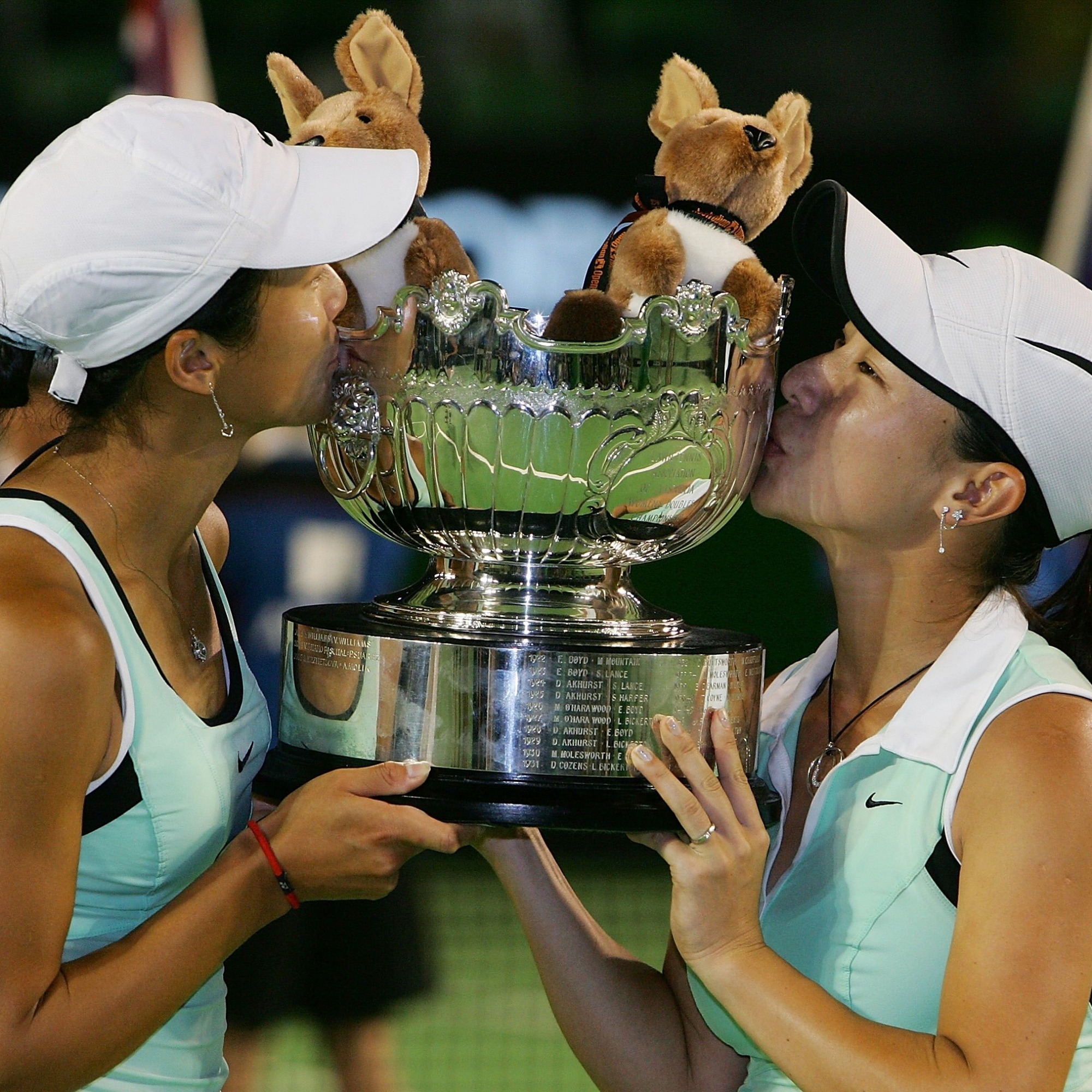 Chinese tennis star Zheng Qinwen: A "hardworking genius" | Athletes ...